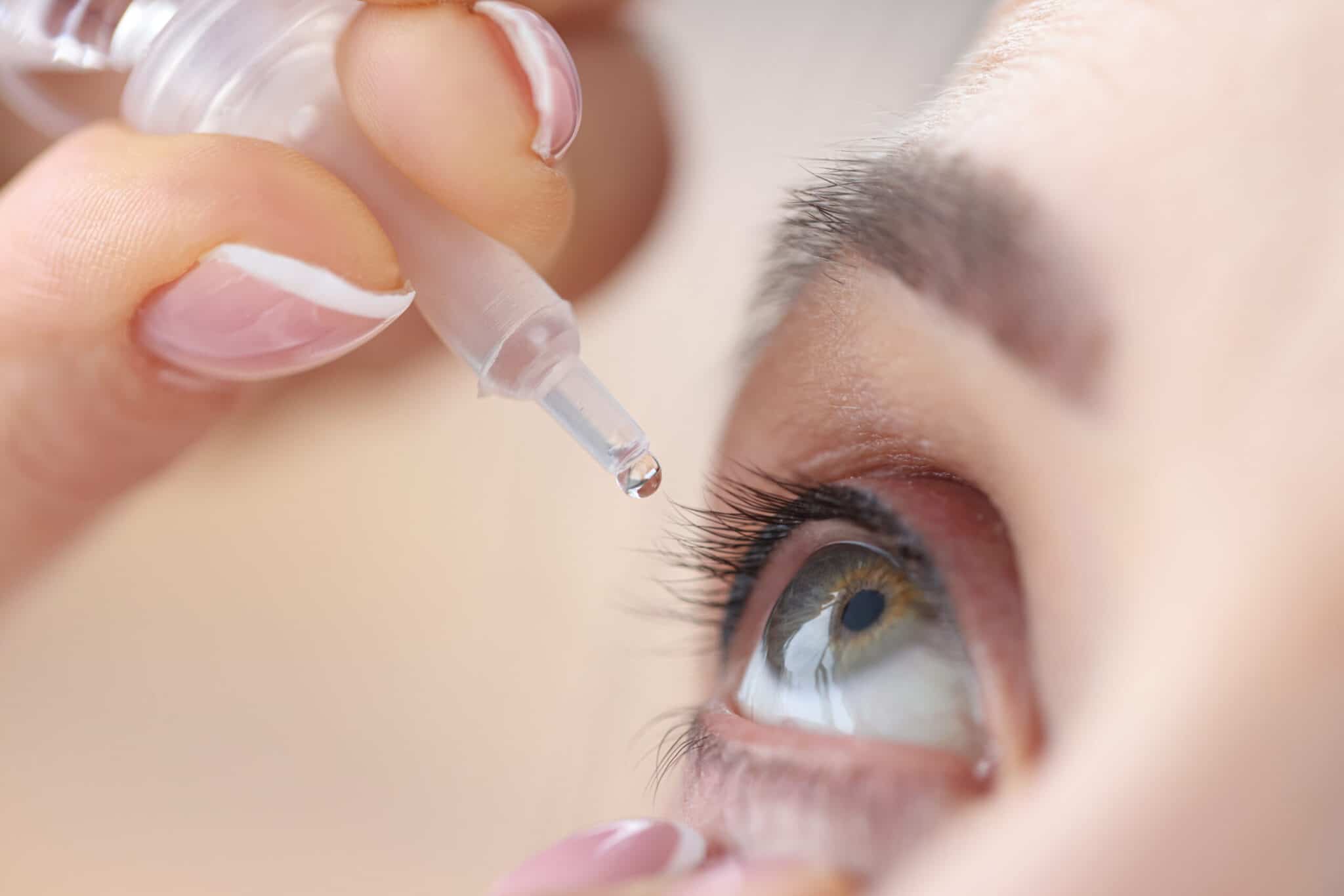 O uso de colírio nos olhos da maneira correta: 4 tipos